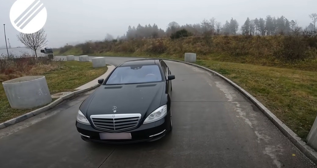 Mercedes-Benz S-Class W221 out on the autobahn, does it show its age?